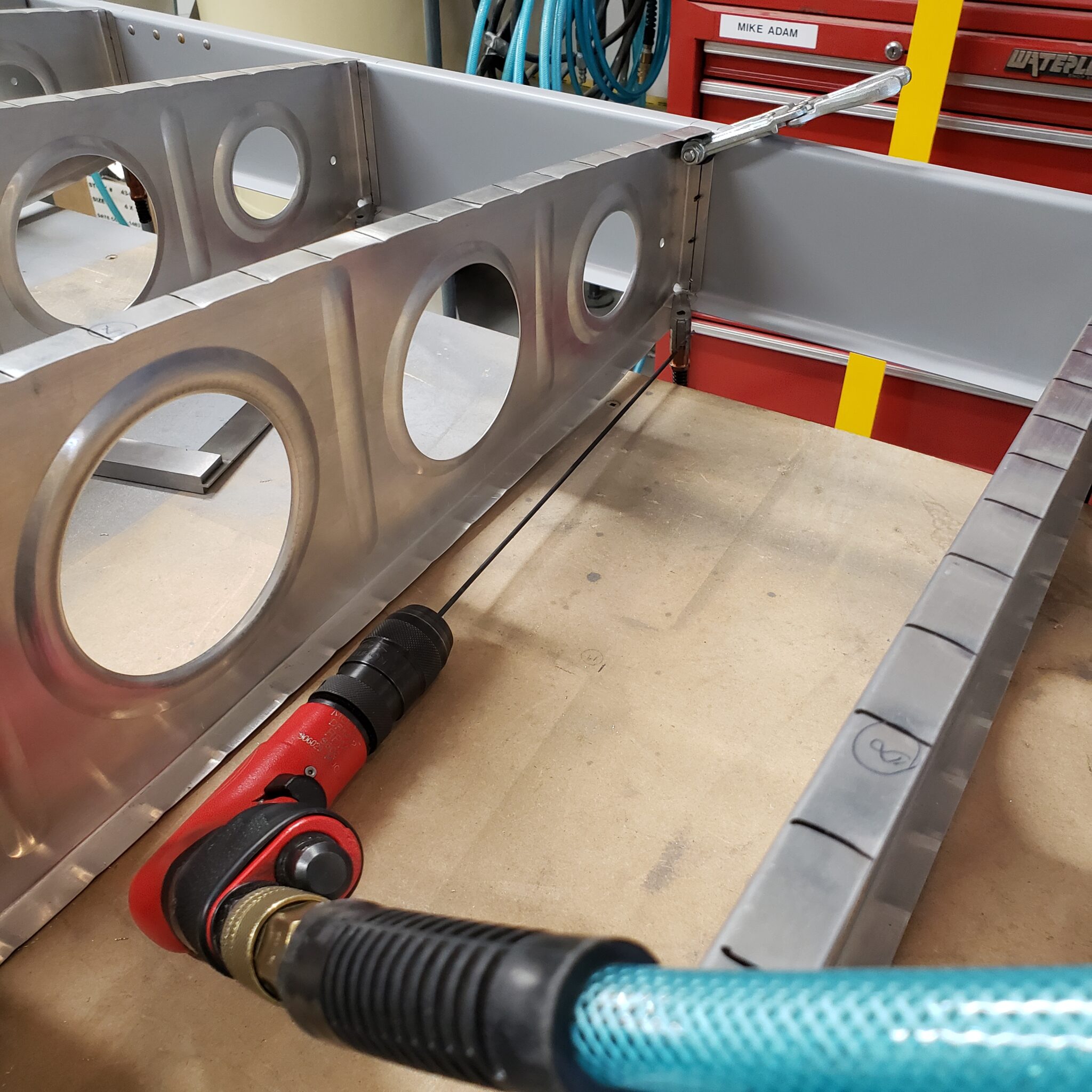 Drilling rear spar to wing ribs – Left wing - F1 Rocket Hangar